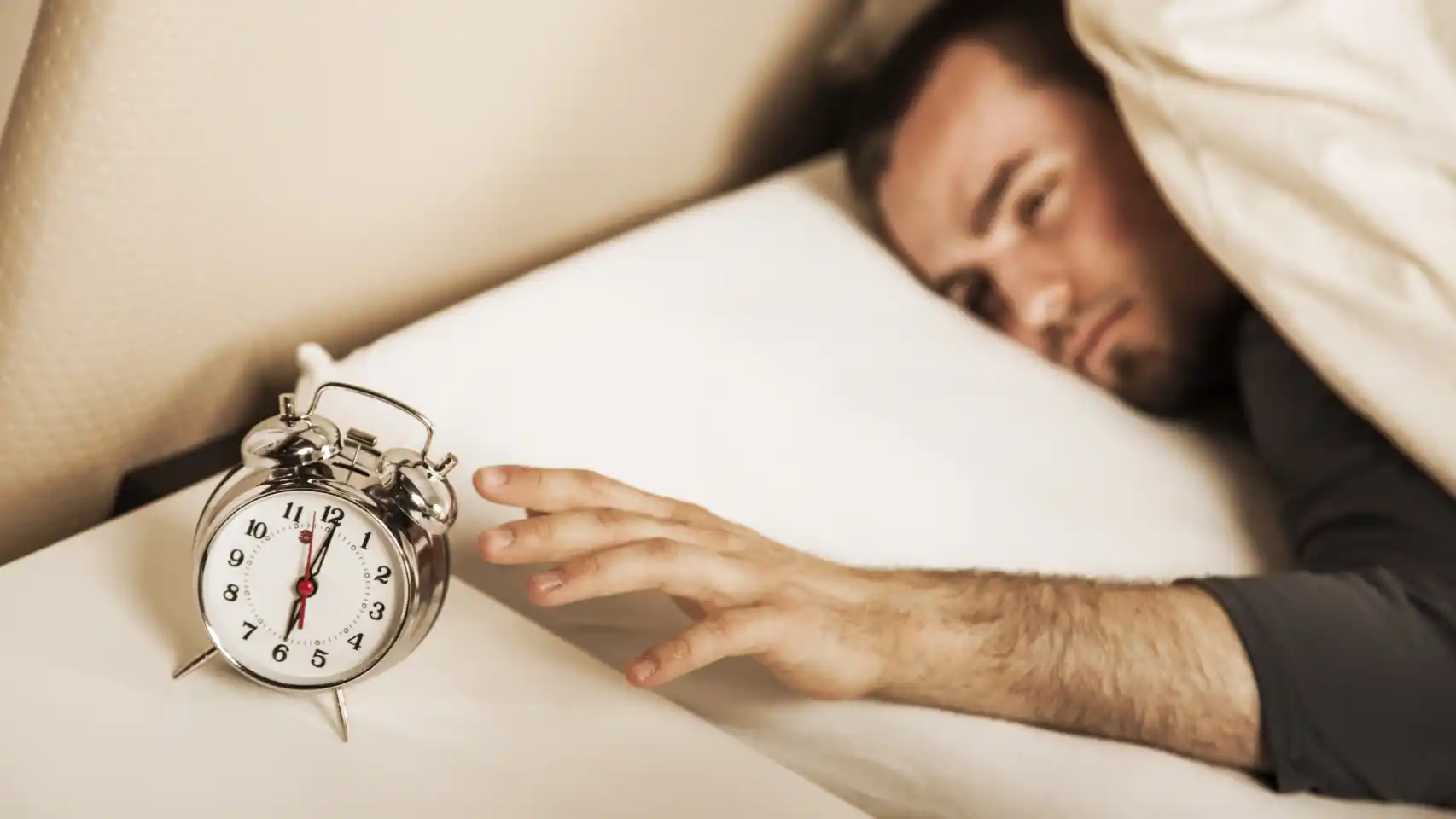 Estudio demuestra que posponer la alarma en la mañana mejora la función ...